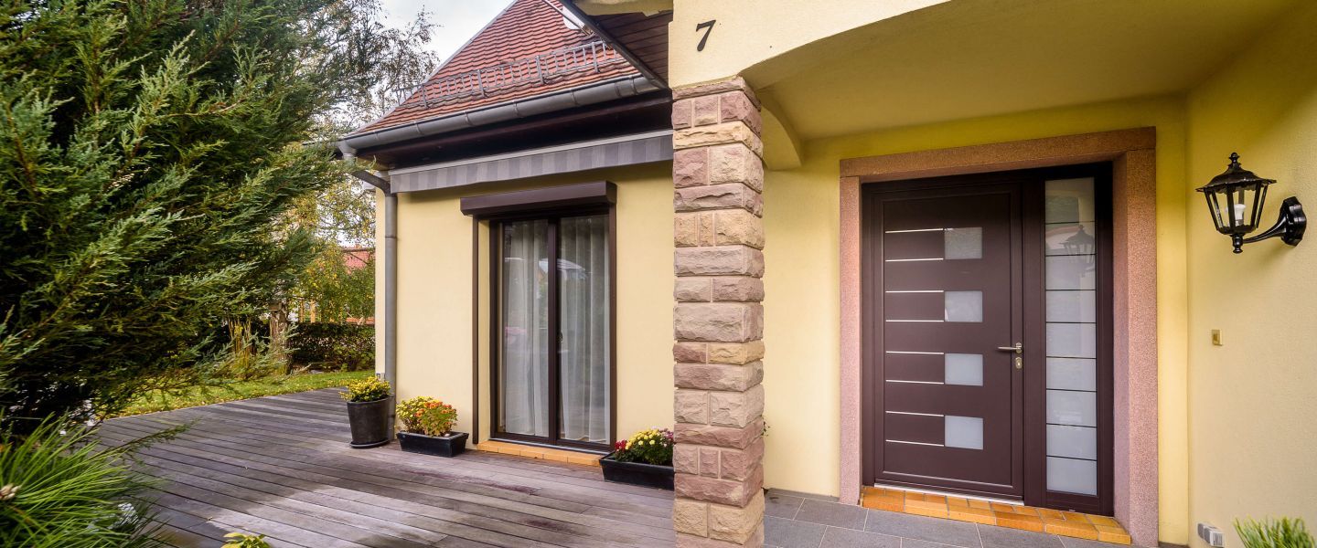 Donnez du cachet à votre façade avec une porte d’entrée originale | TRYBA